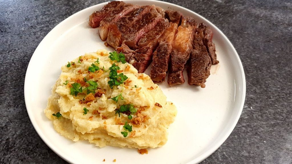 Szybki KETO obiad, czyli stek z puree kalafiorowym - Tłuste Gary