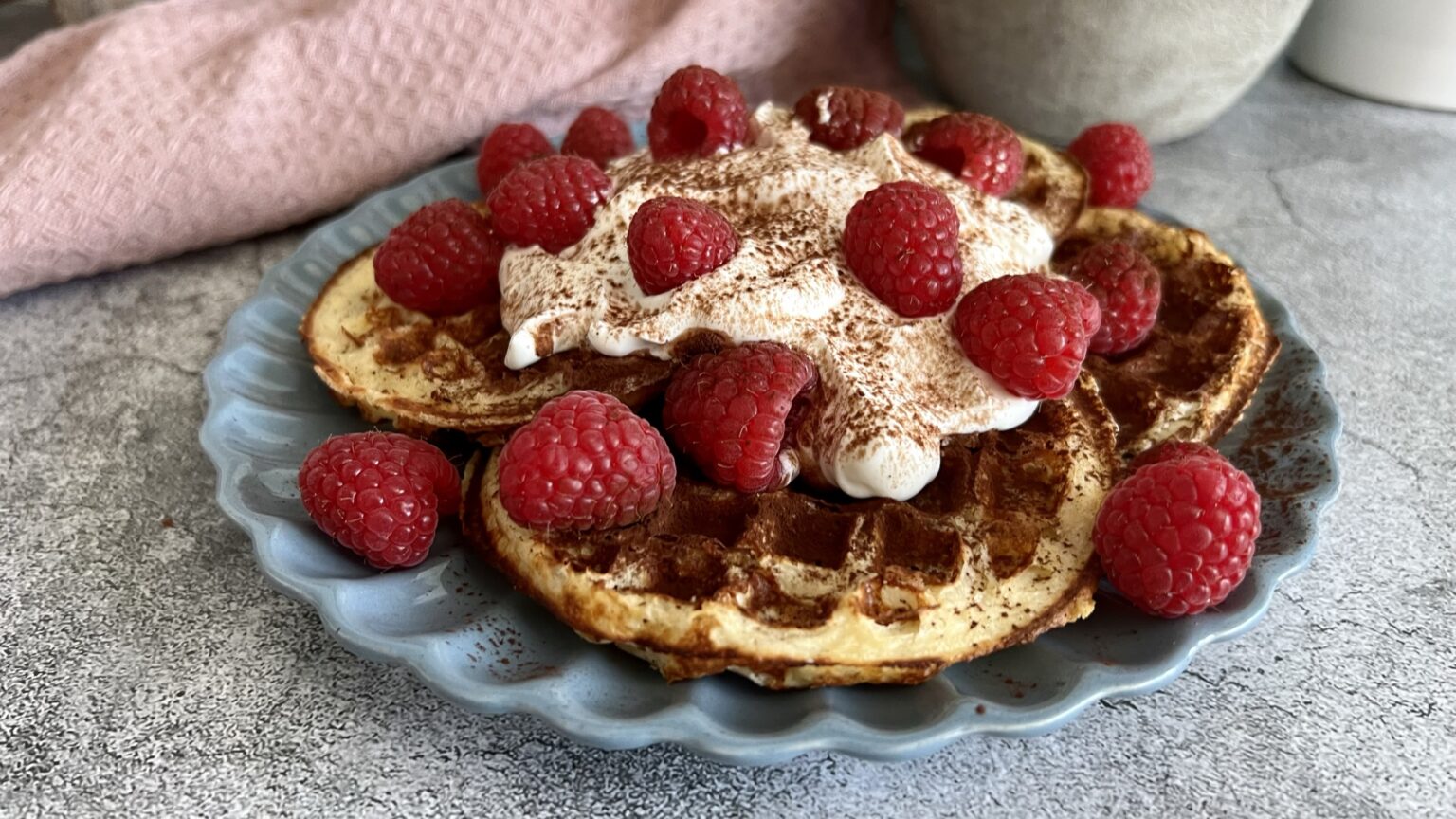 Przygotuj pyszne keto gofry z serka wiejskiego. Wersja bez cukru ...