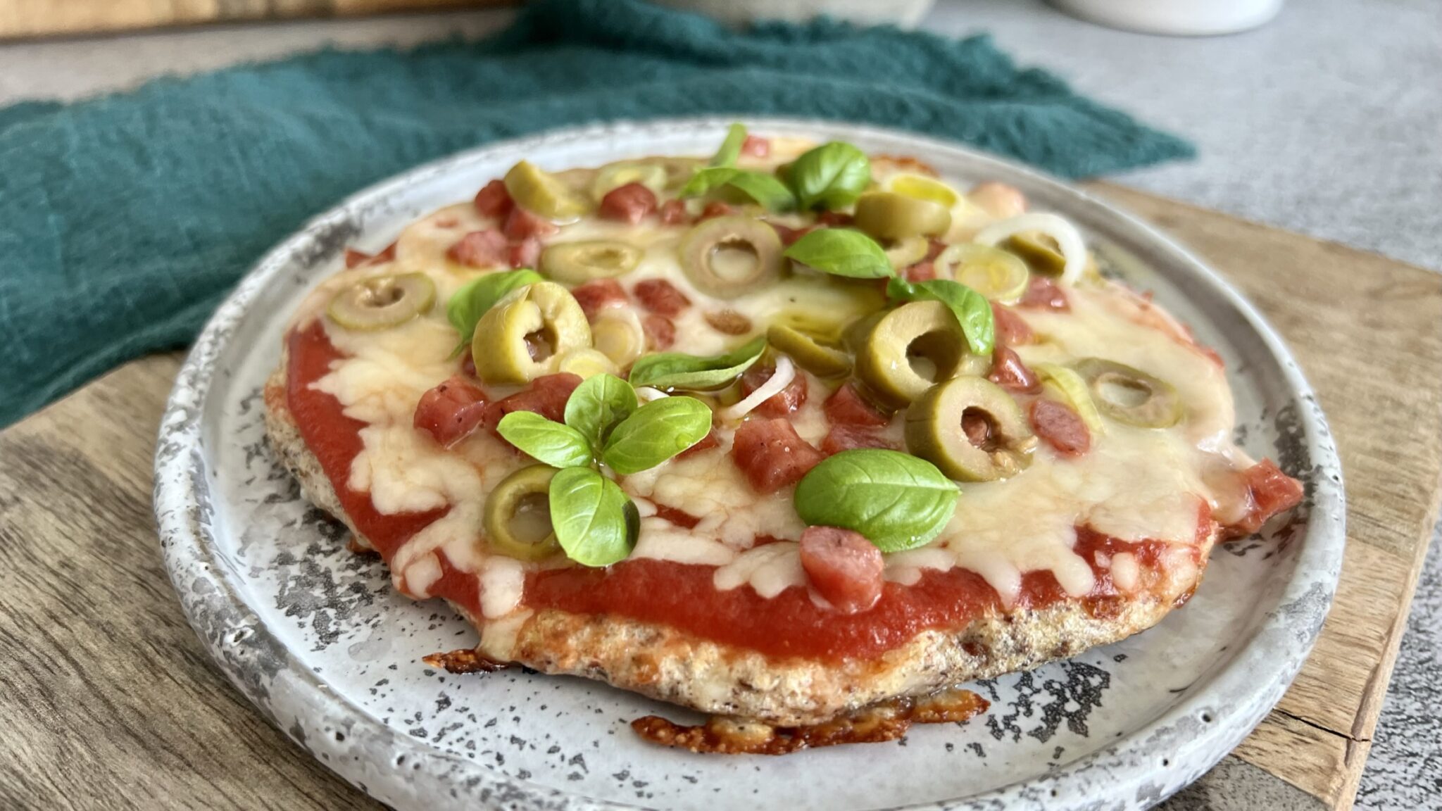 KETO pizza. Przygotuj ją na patelni w 15 minut - Tłuste Gary